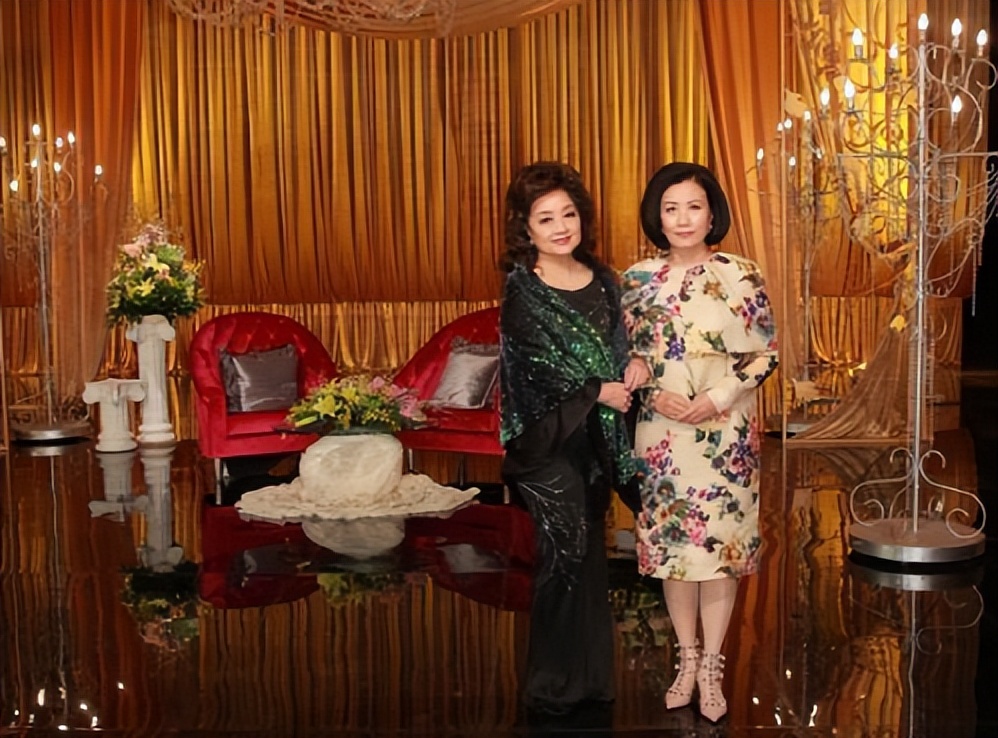 The 75-year-old Wang Mingquan is in the same frame as the 74-year-old ...