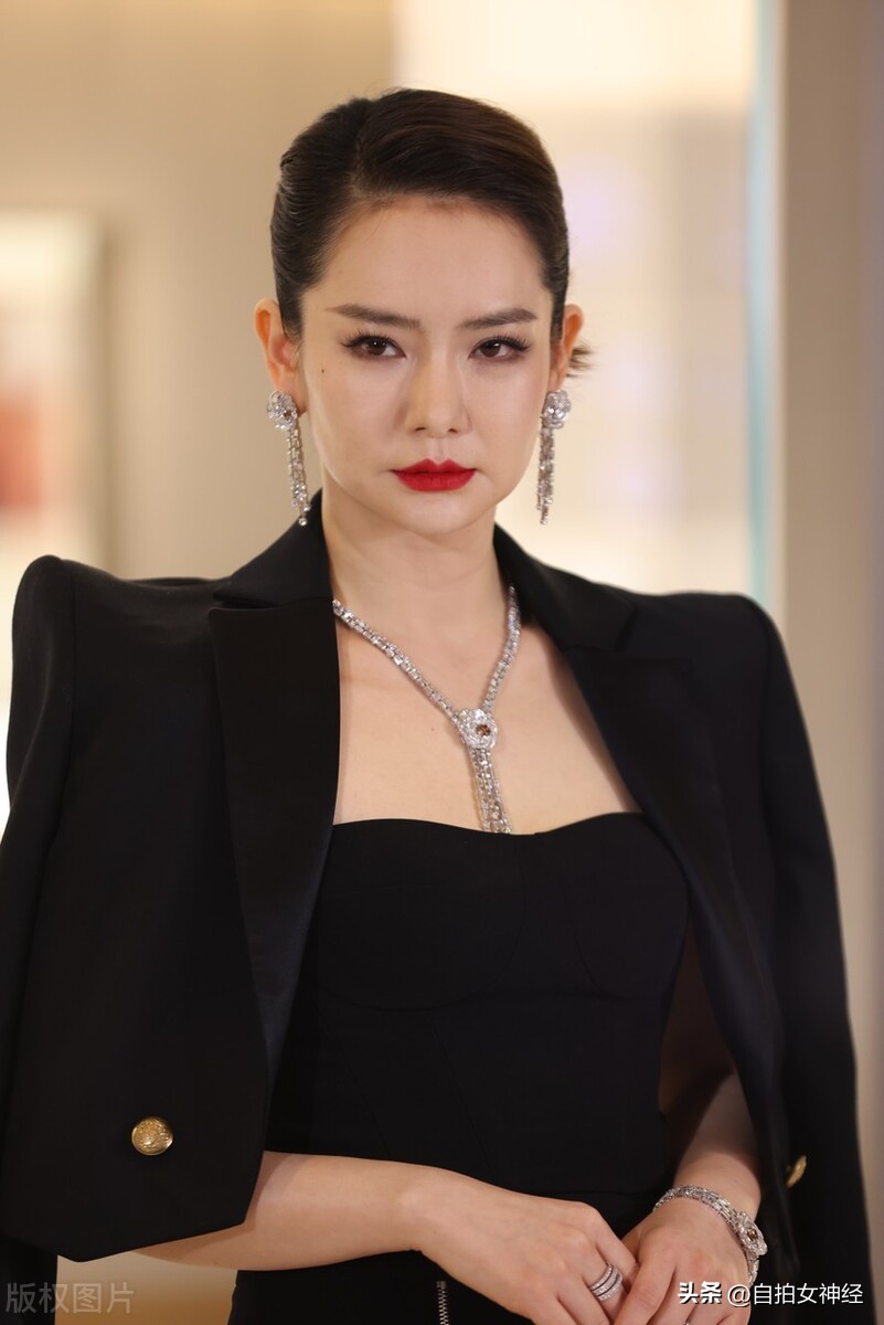 Qi Wei attended the brand event, wearing a sexy black hip skirt - iMedia