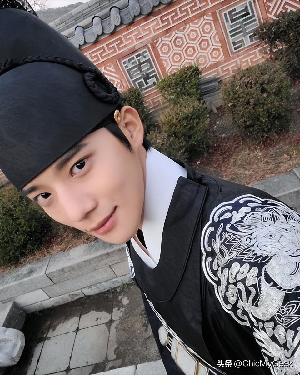 Black and white photos can't stop him from being handsome![Under the ...