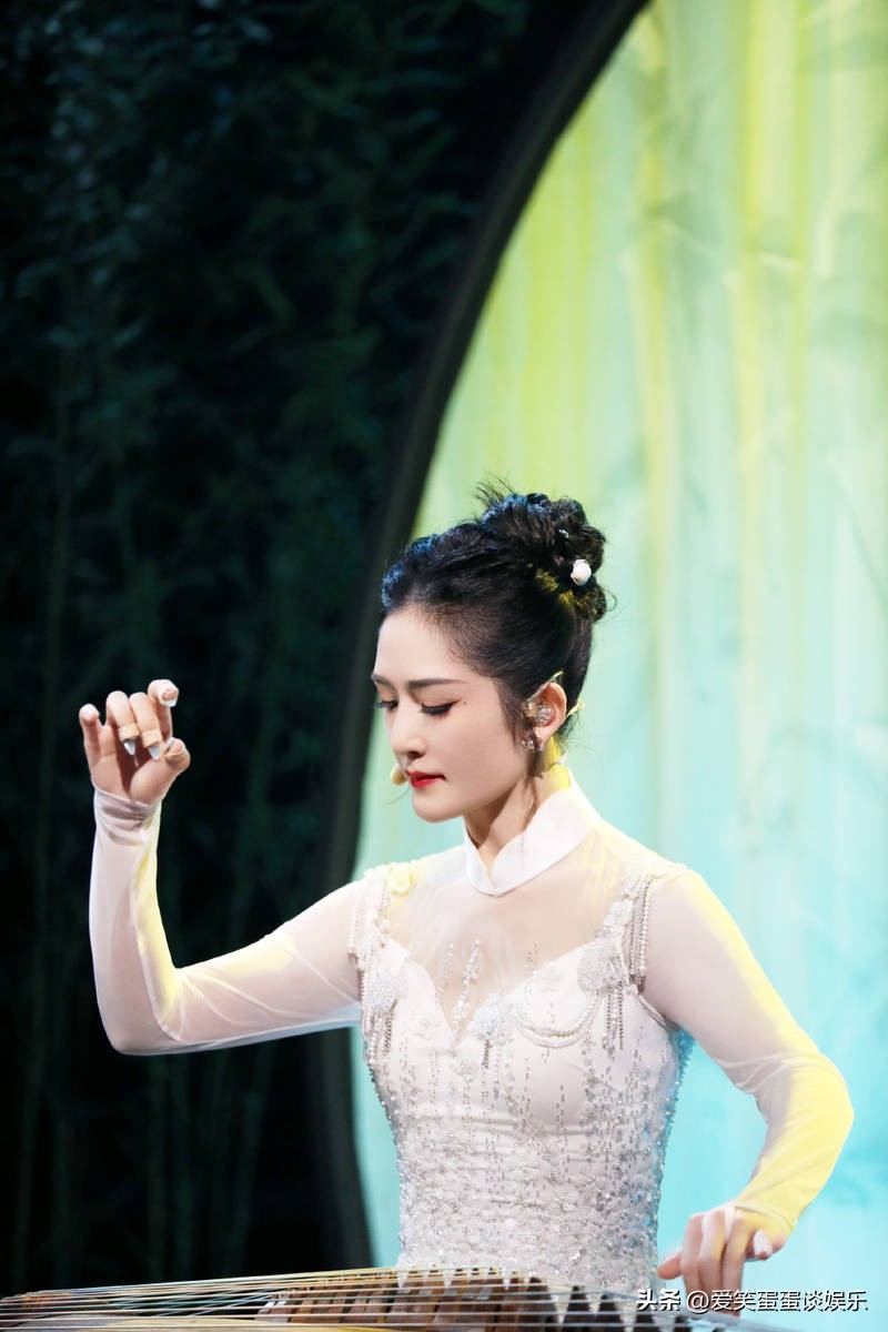 Xie Na's charm on the stage, beautiful legs, white cheongsam and ...