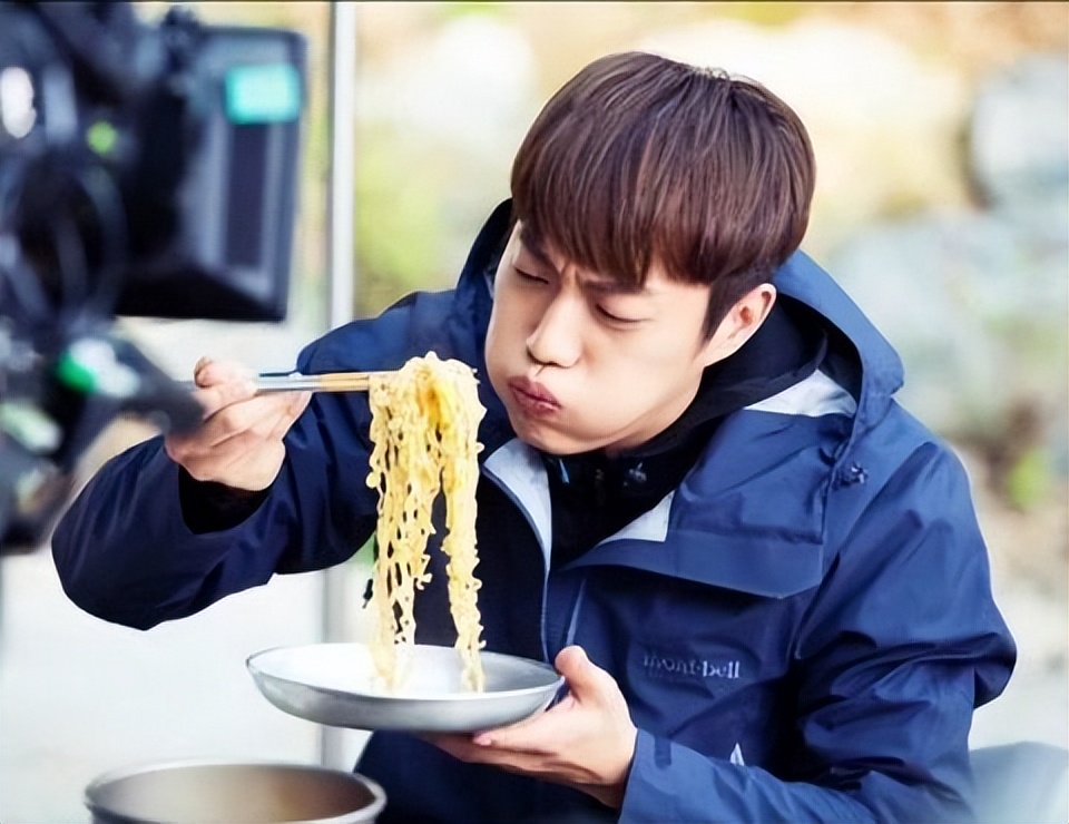 Eating instant noodles and kimchi gives you the feeling of a full feast ...