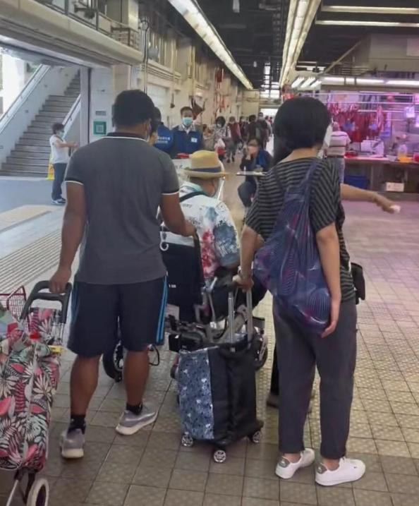 Sammo Hung, 70, went shopping accompanied by bodyguards. He was in a ...