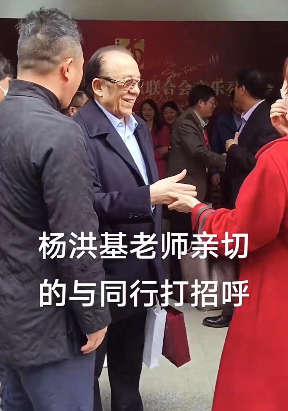 82-year-old Yang Hongji appeared in the spotlight, was held tightly by ...