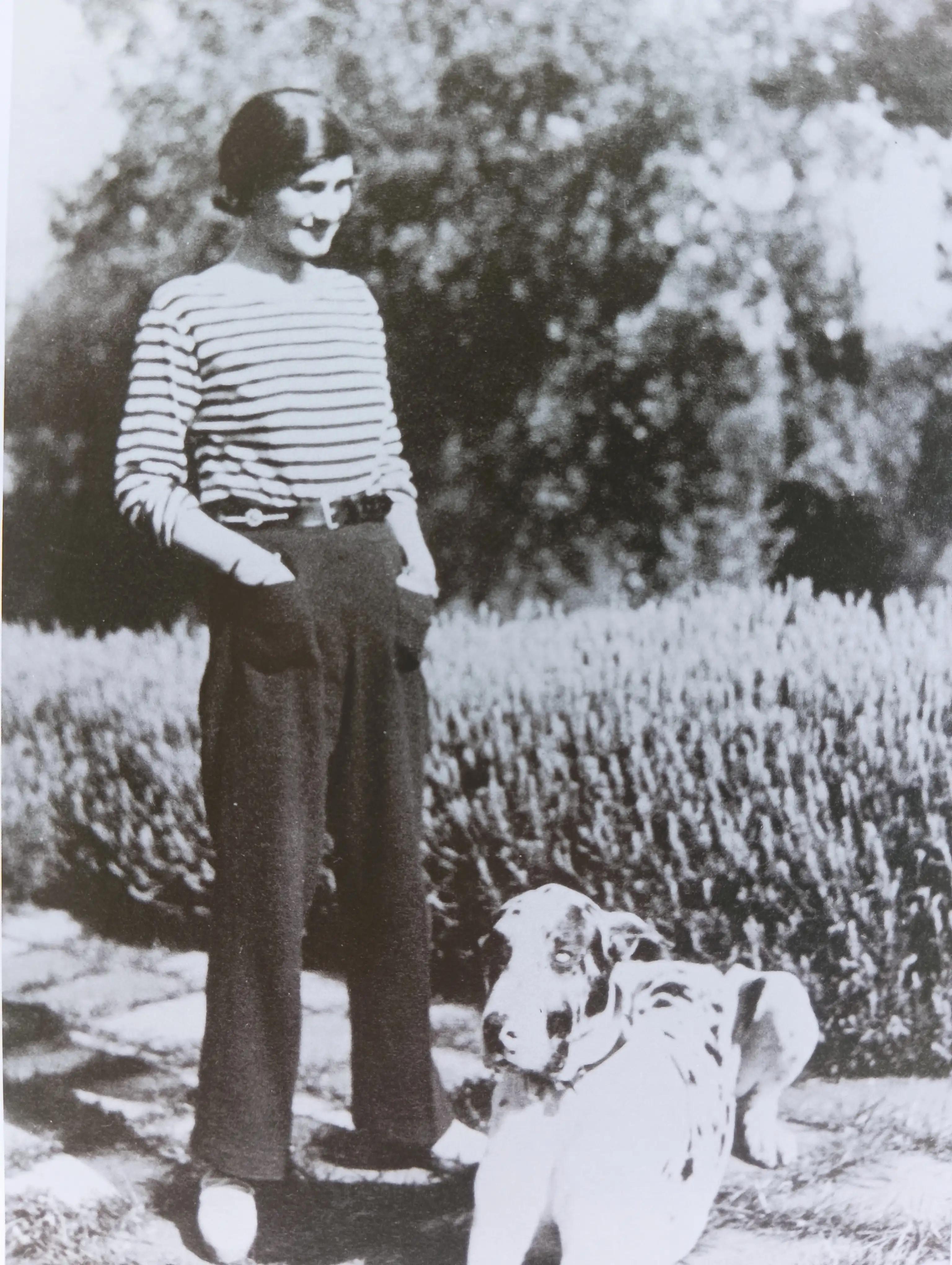 Read "The Legendary Life of Coco Chanel" and see what Ms. Chanel wears ...