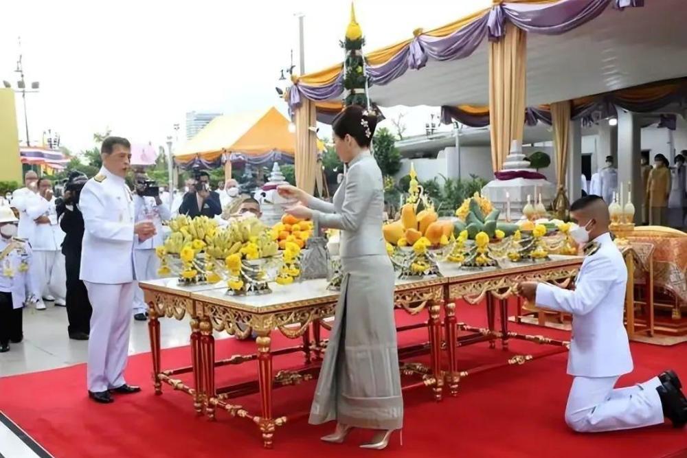 Thailand's stunning princess Sirami: Exiled for eating with dogs - iMedia