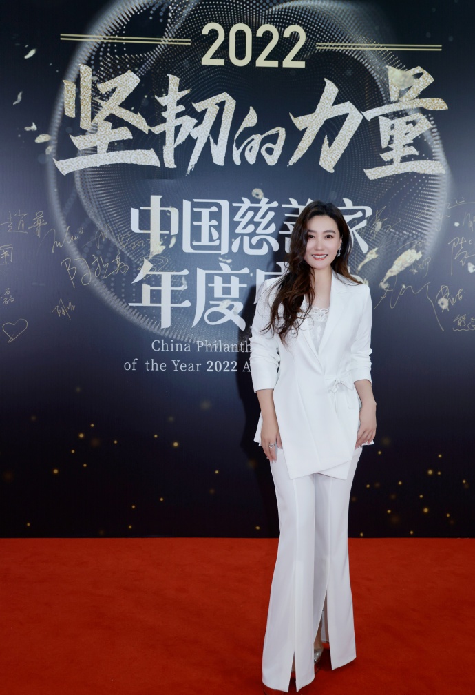 Famous female singer Tan Jing attended the event in a pure white suit ...