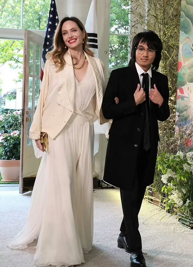 Don't say that Angelina is old-fashioned! The pictures of ungraduated ...