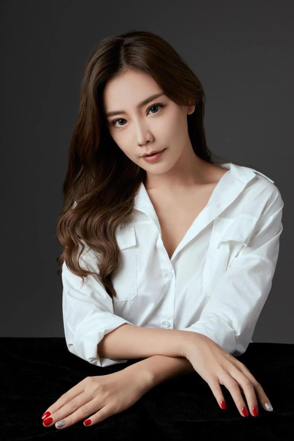 Beautiful singer Ni Ruisi - iNEWS