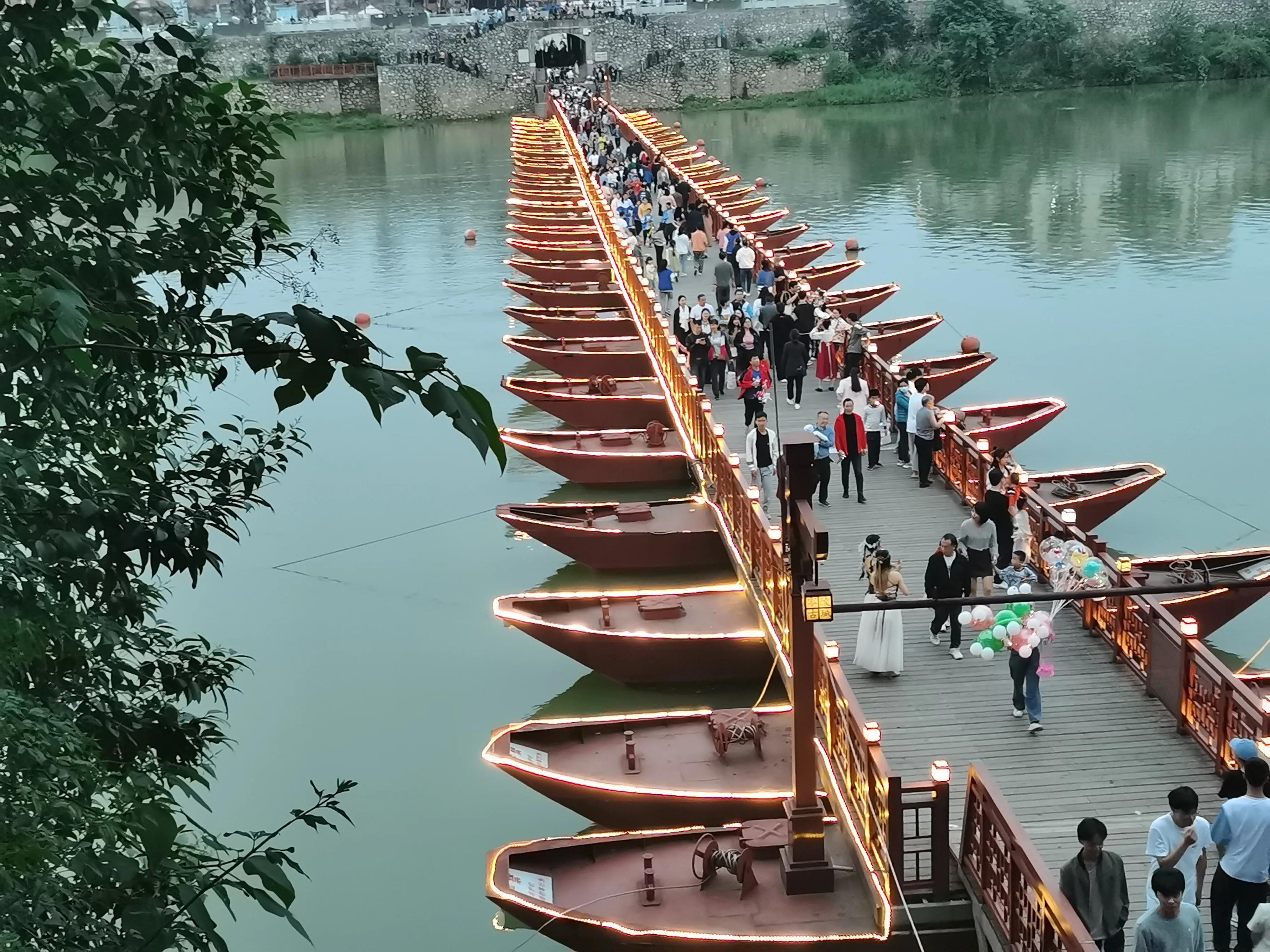 The original pontoon bridge of Lingling Ancient City - iMedia