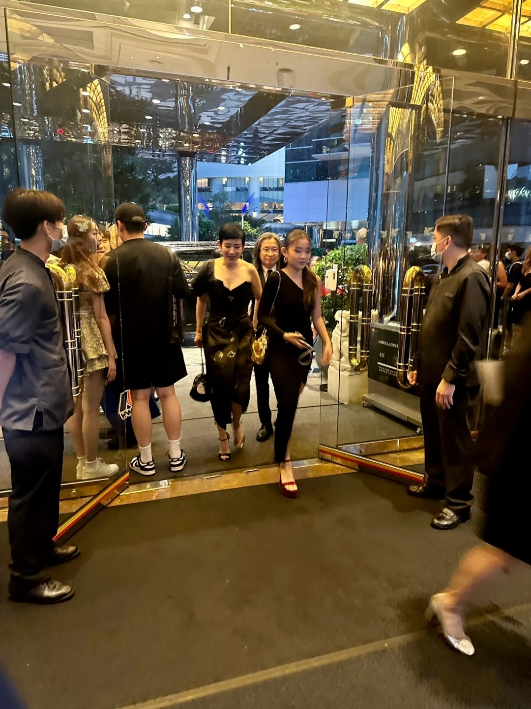 The aura is coming! Wu Junru held hands with her husband and was met by ...