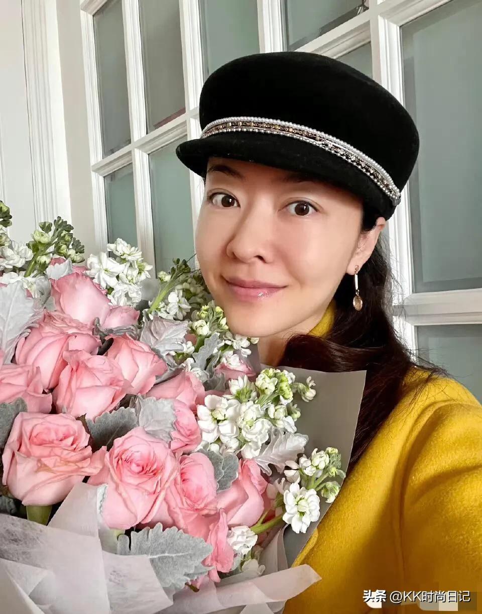 Xiong Dailin holding pink roses on Valentine's Day and posting photos ...