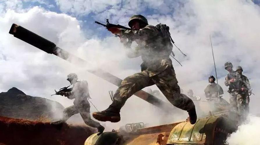 Many comrades-in-arms came to attend the funeral of their father, and ...