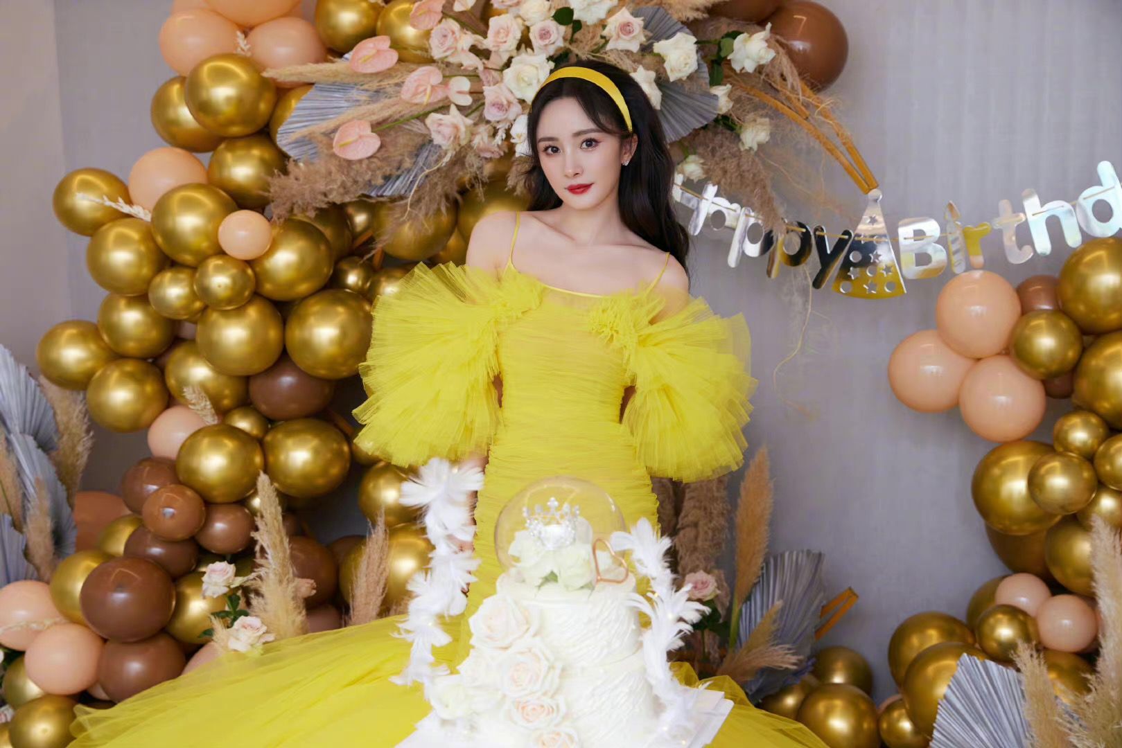 Yang Mi's birthday was blessed, Rebaka posted a post, Zhang Da arranged ...