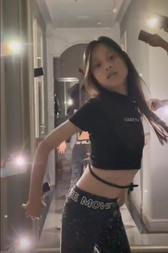 The 11-year-old Tianxin dances hotly, and her sexy clothes are ...