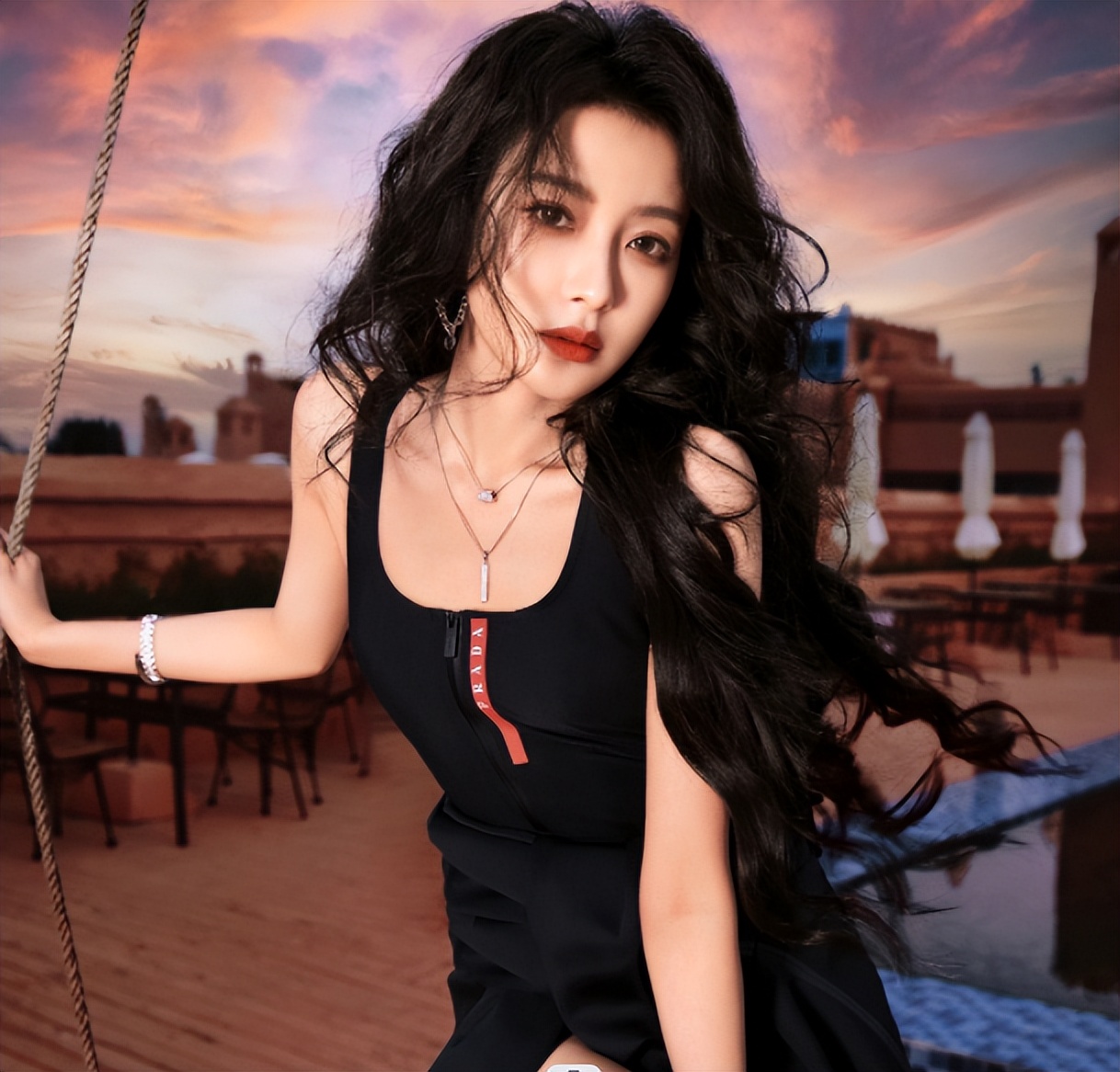 Sun Yi changed her sweet style and filmed the October cover of "Men's ...