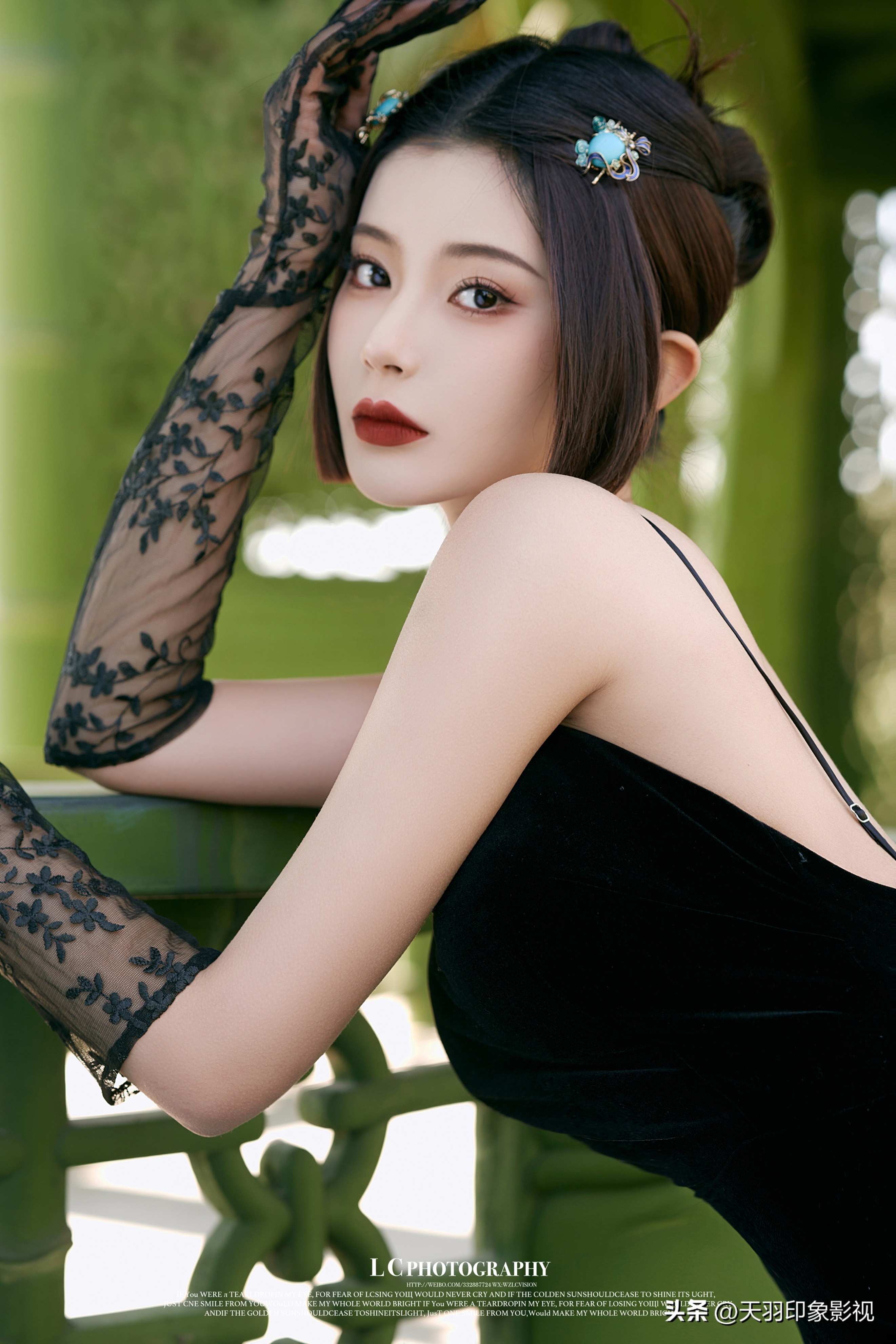 Long-legged beauty model Wang Xingchen wore a long black dress, showing ...