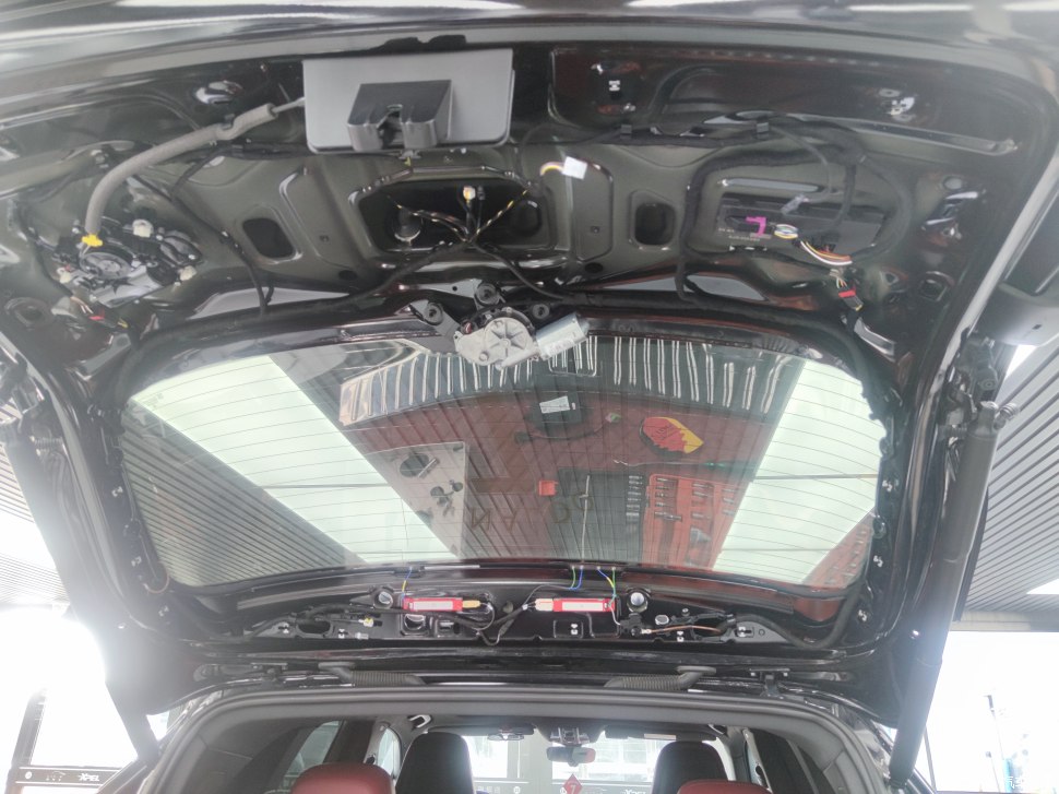 The new Porsche Cayenne is equipped with the original turbo electric ...