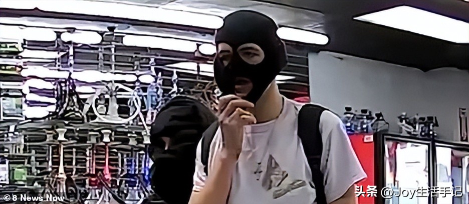 Handsome Asian teenager killed the robber and stabbed him into a ...