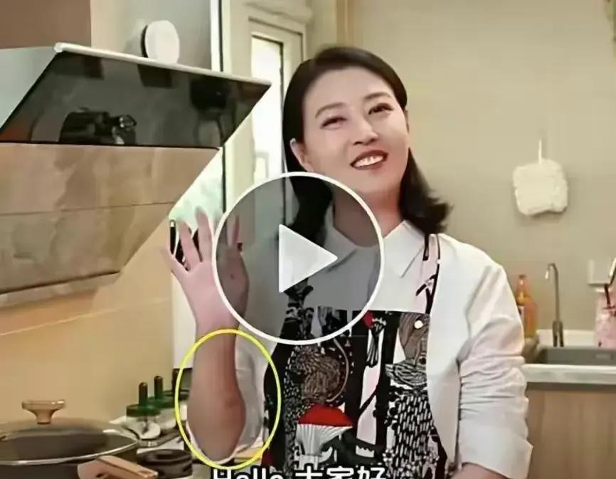 Sun Xing posted a black and white video to mourn Zhou Haimei, with a ...