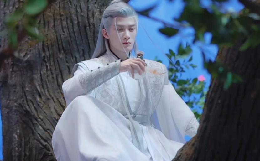 The same is playing the snake demon, comparing Tan Jianci and Bai Peng ...