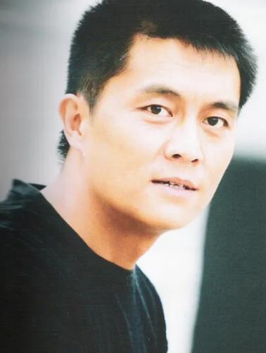 When he became popular, he broke up with the actor Chang Rong, and ...