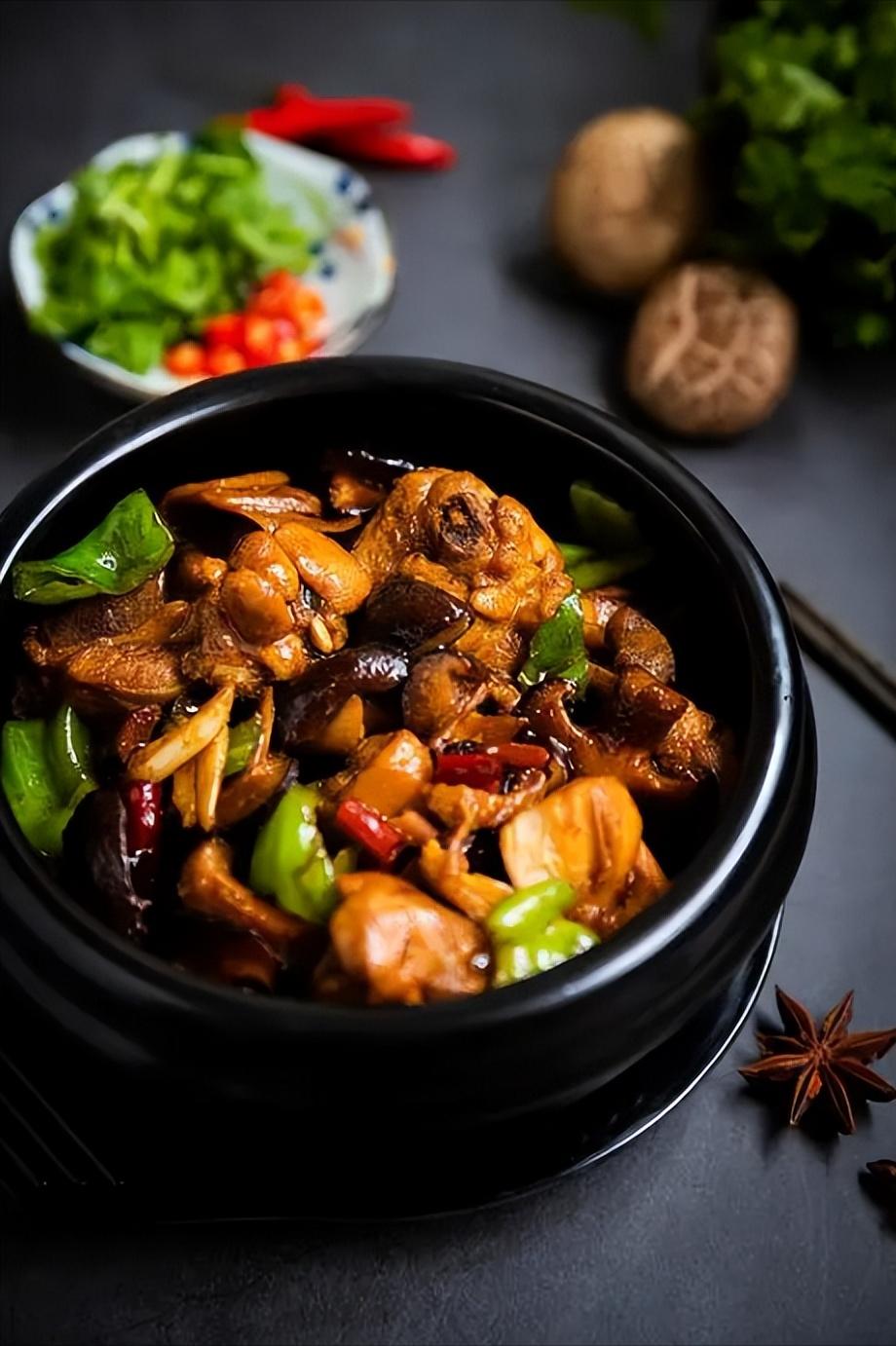 Braised chicken and rice, tender, fresh and slightly spicy, with a ...