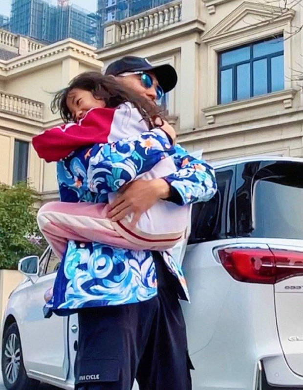 Liu Genghong departs for Australia to watch Jay Chou's concert, hugs ...