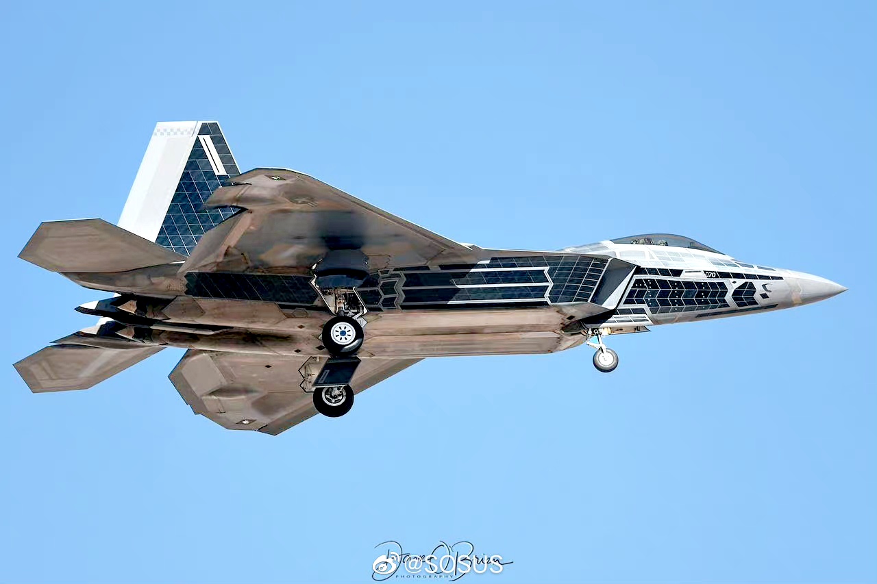 The F22 has a new skin and the fish scale armor has been upgraded. Why ...