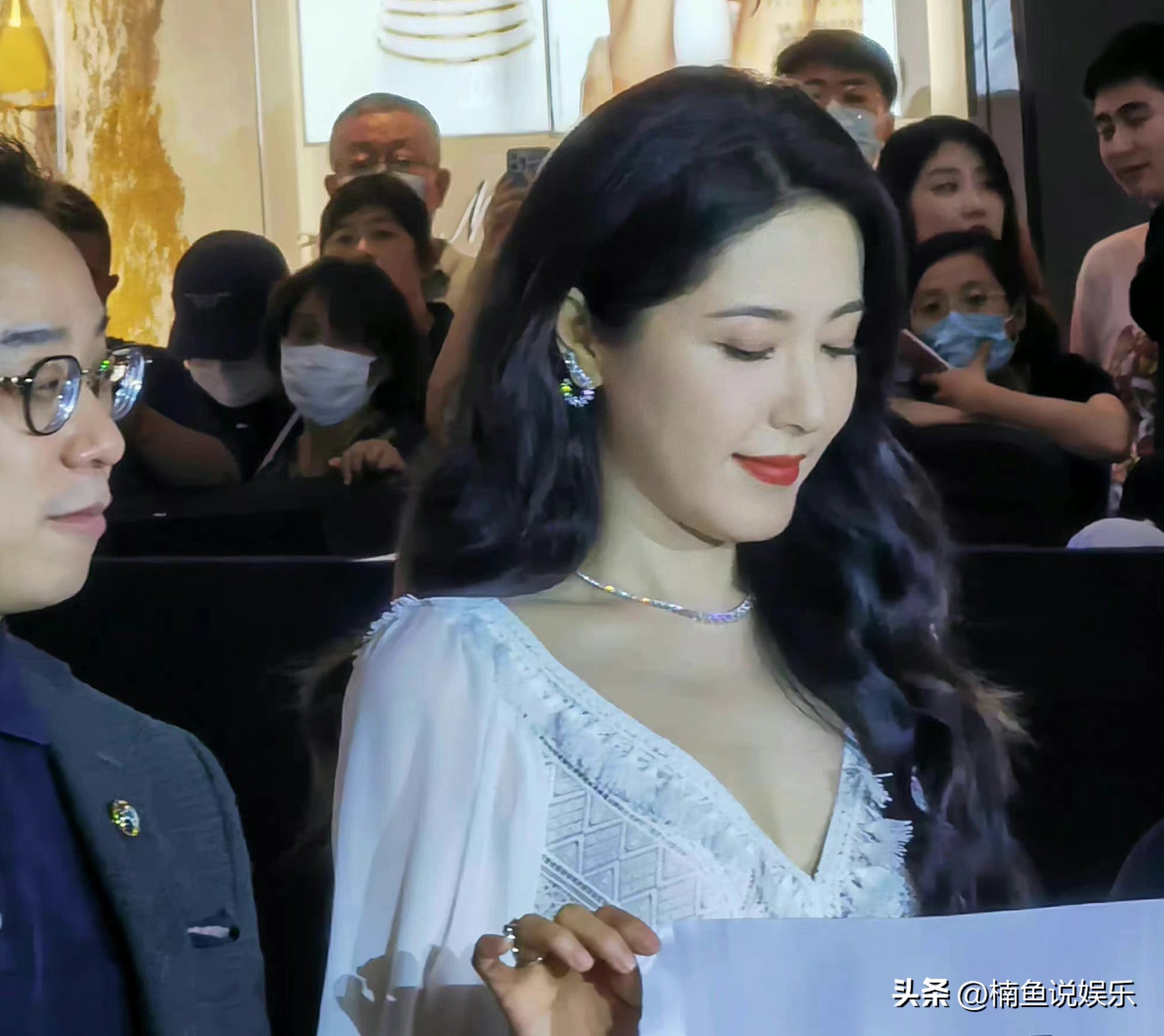 Time has never defeated a beauty, Zeng Li's back line is so beautiful ...