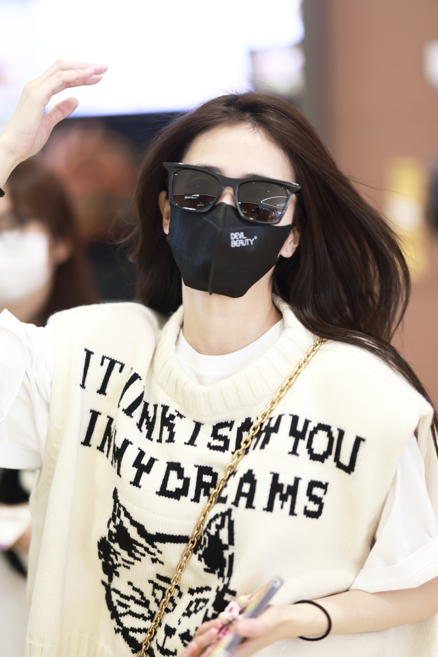 Bailu appeared at the airport fully armed, with flowing hair and ...