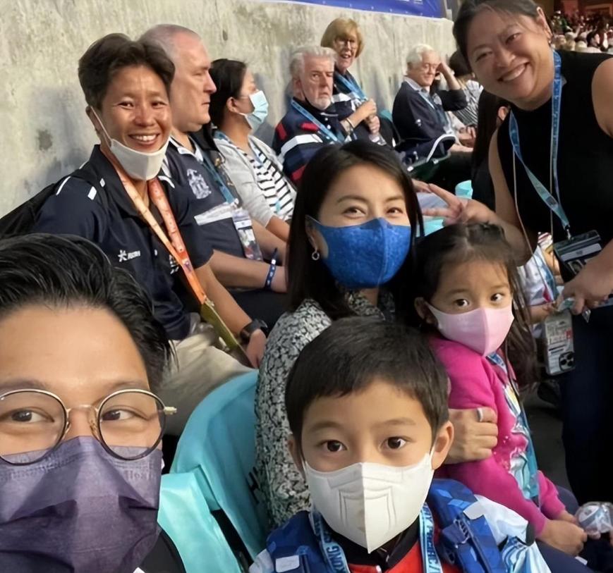 New photos of Guo Jingjing's family of five! Huo Zhongyi and Huo Qigang ...