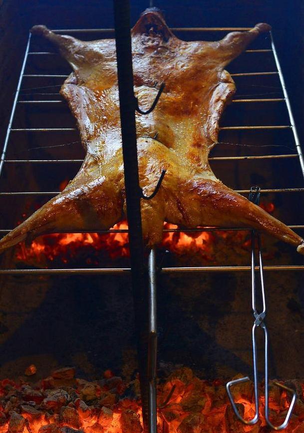 Xinjiang roasted whole lamb, as a traditional delicacy of Xinjiang ...