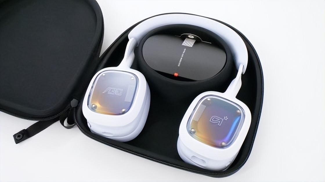 "Logitech G ASTRO A30" wireless gaming headset out of the box - iNEWS