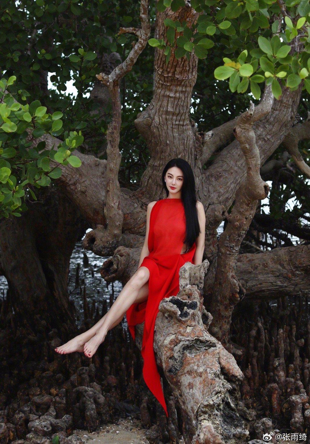 Zhang Yuqi showed off her travel photos, wearing a blue bikini and ...