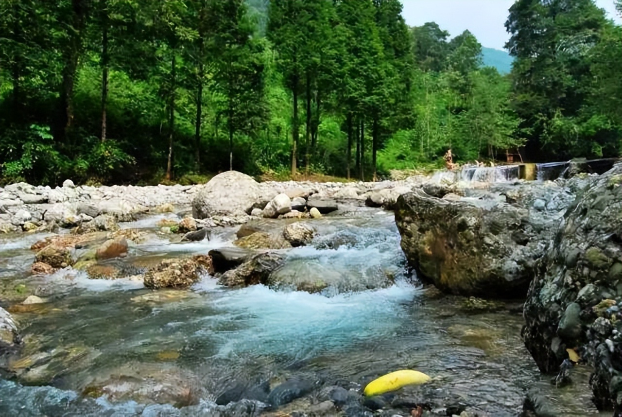 Surrounding Chengdu is a place to cool off and play with water. The ...