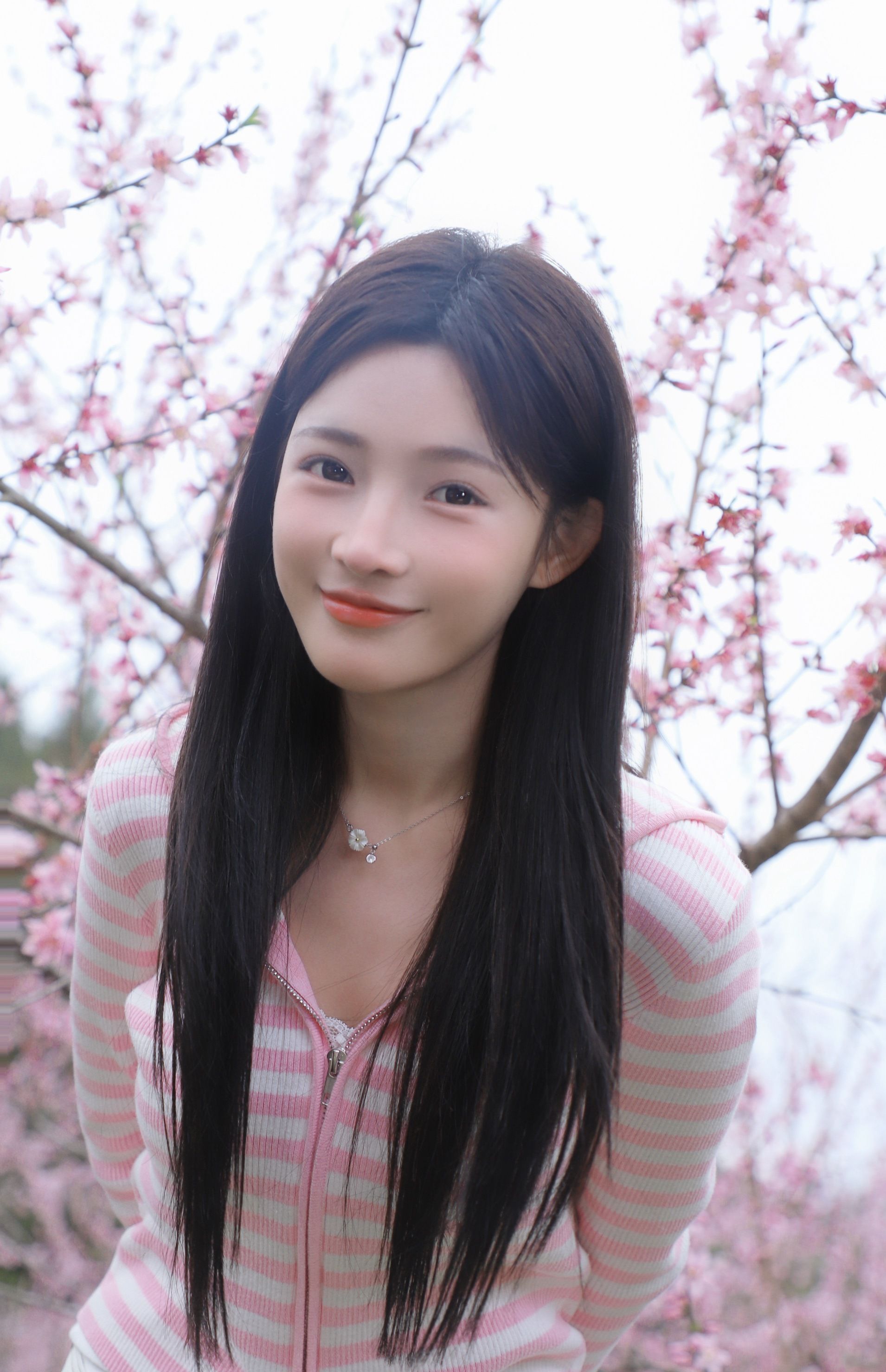 Wang Xiaoxiao's flowing long hair and sweet smile photo - iMedia