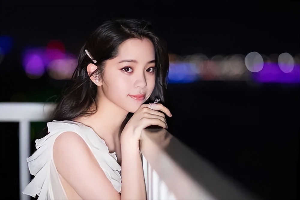 Ouyang Nana is ambiguous with Fan Chengcheng and William Chan?It is the real version of Fan ...