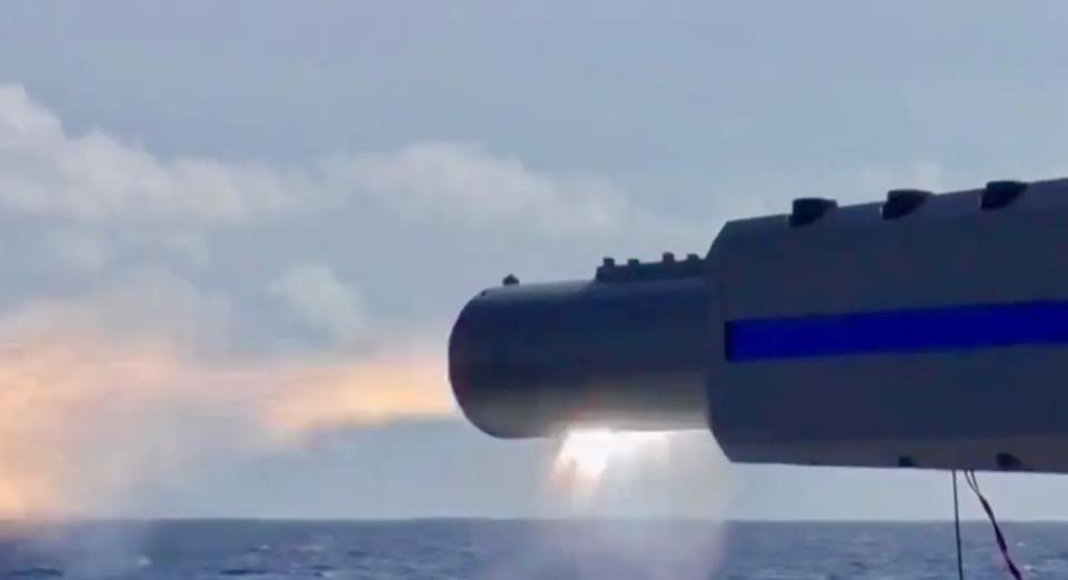 Dazzling stunt! The invincible electromagnetic gun bombards the sea and ...