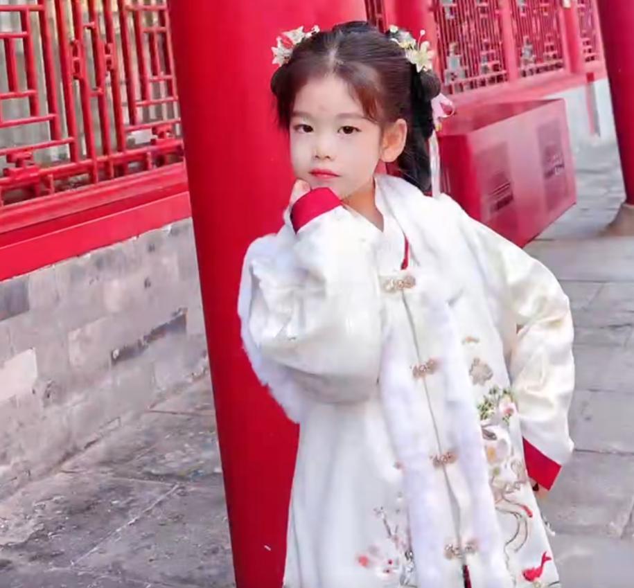 Xiao Li Linhan posted a recent photo of her daughter. The little cute ...