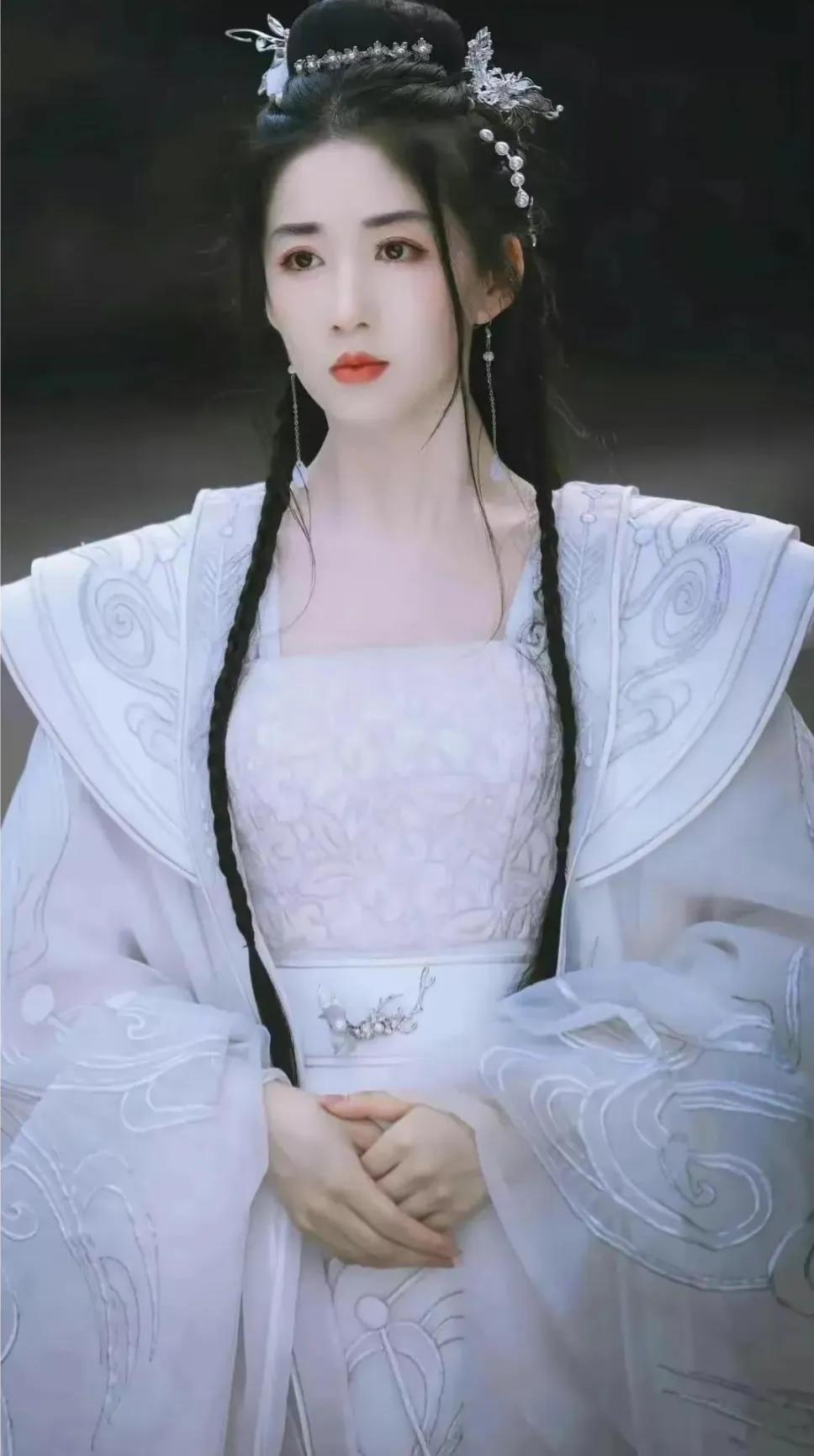 Chen Xinyu, elegant and generous, noble and glamorous, charming photo! - iNEWS