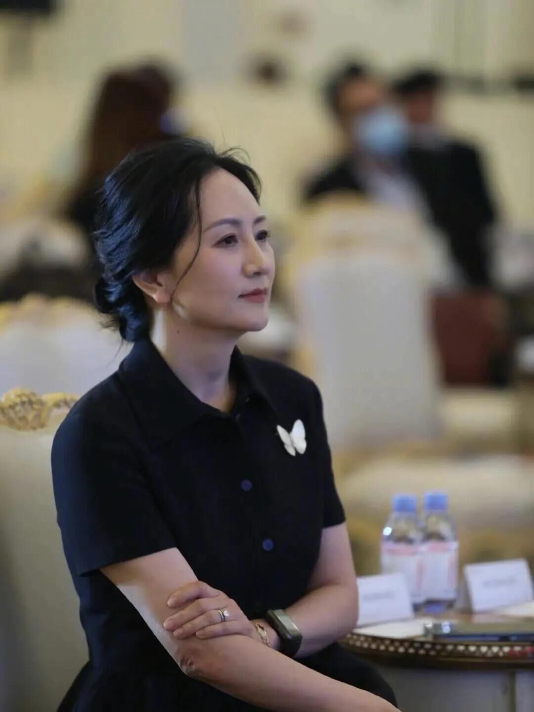 Samsung princess vs Huawei princess outfit, I understand that ...