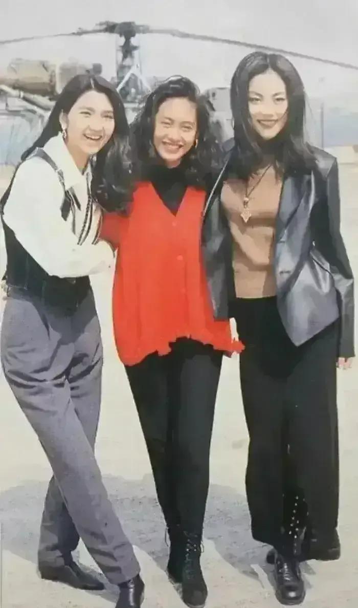 On the left side of the photo is Faye Wong, the queen-level singer. Who ...