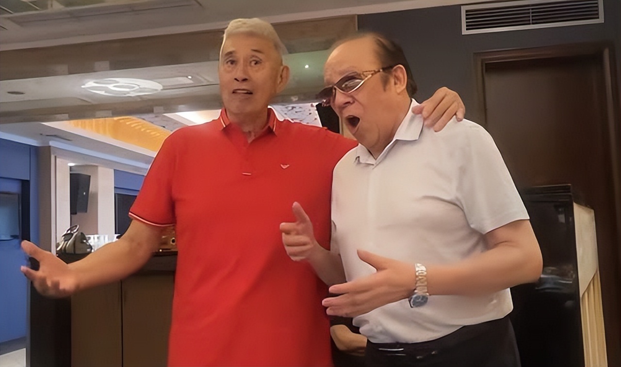 82-year-old Yang Hongji appeared in the spotlight, was held tightly by ...