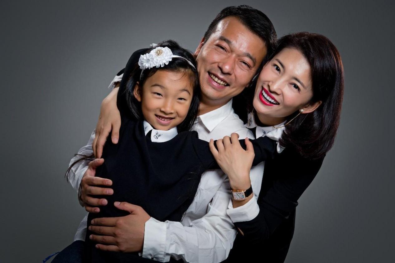 The famous host Ma Ying posted a family portrait, the rich husband ...