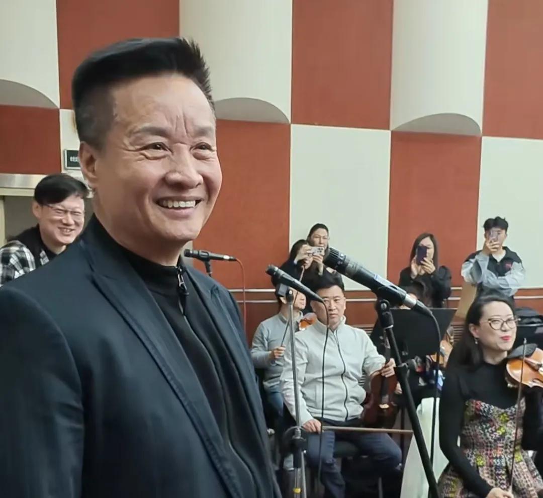 Teacher Yan Weiwen's rehearsal singing has a good temperament, and the ...