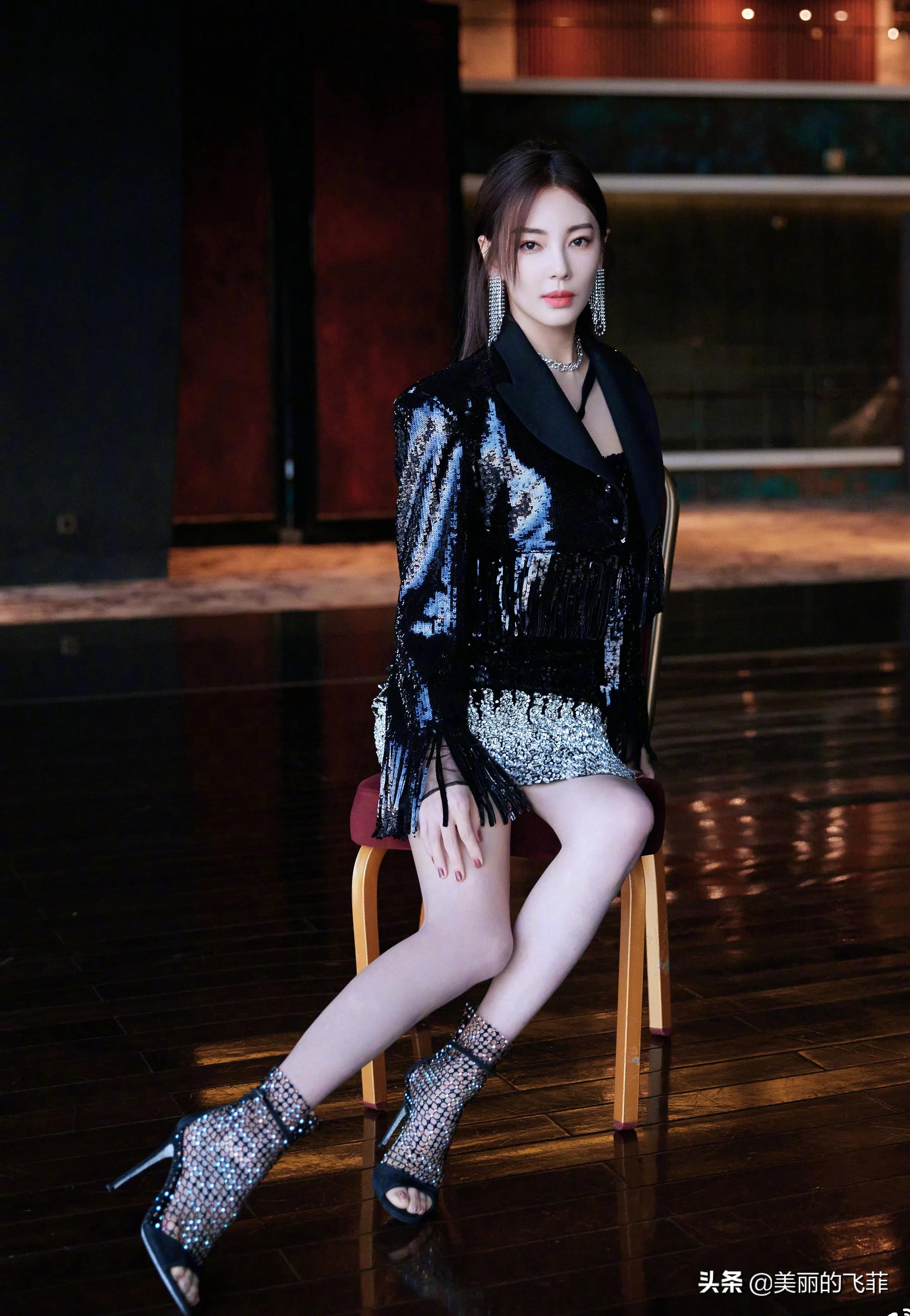 Zhang Yuqi, who wears black silk, has such an elegant and noble ...