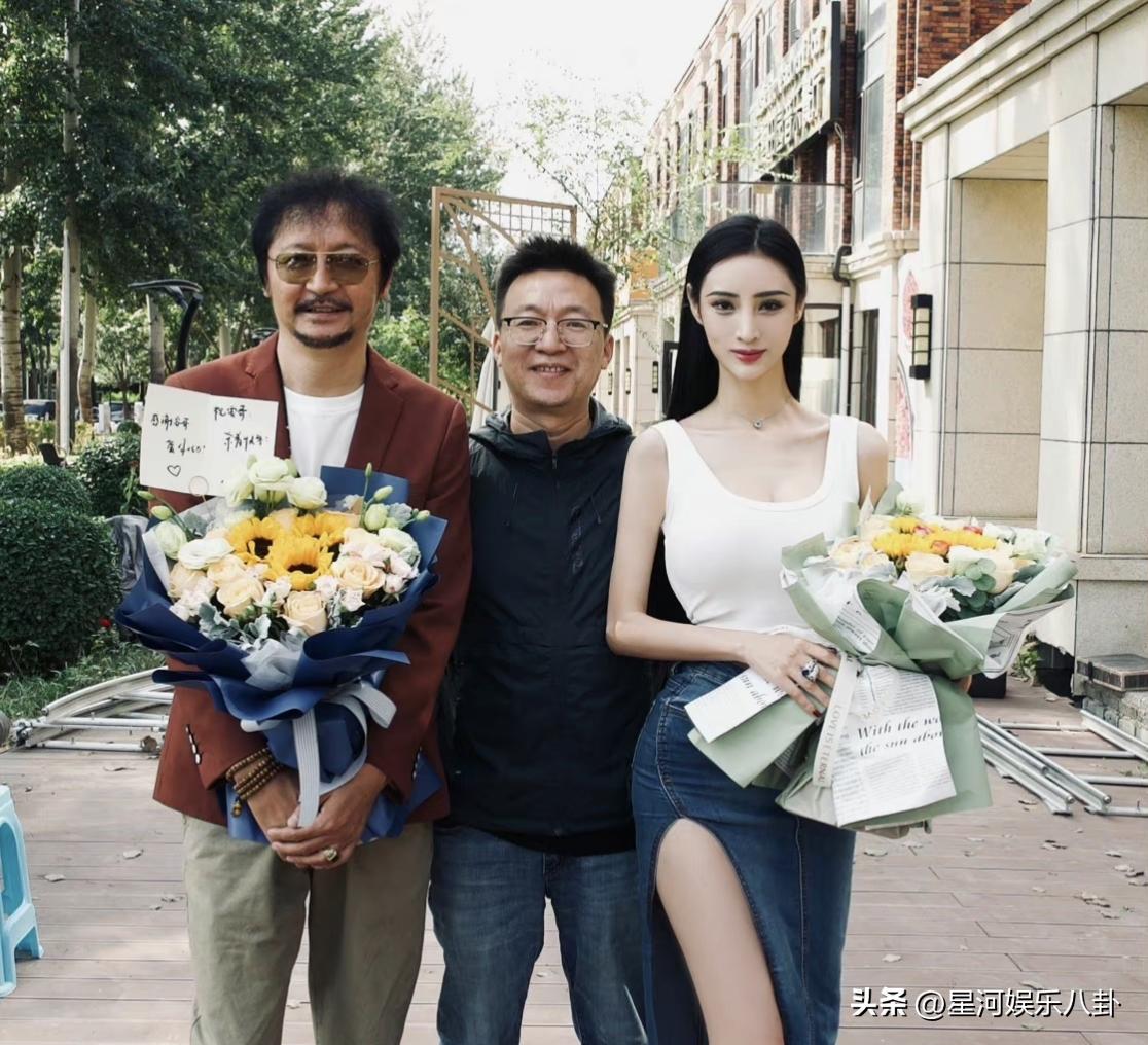 Actor Wu Chunyi took a photo of herself, wearing a high-fork skirt to ...