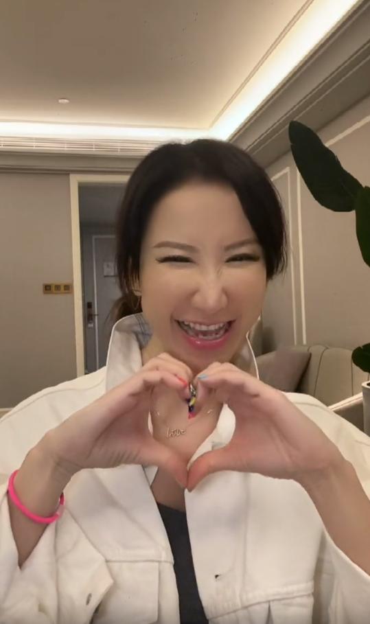 47-year-old Coco Lee sings for his mother!Soaring high voice has ...