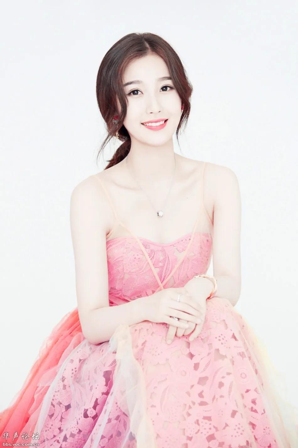 Yu Shuxin is sweet and healing, and her smile is endearing. - iNEWS