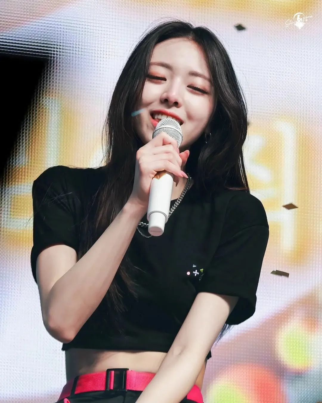 Cute and charming!Shin Yoona, the goddess of the red carpet with an ...